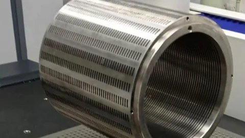 Labyrinth cage for gas plant